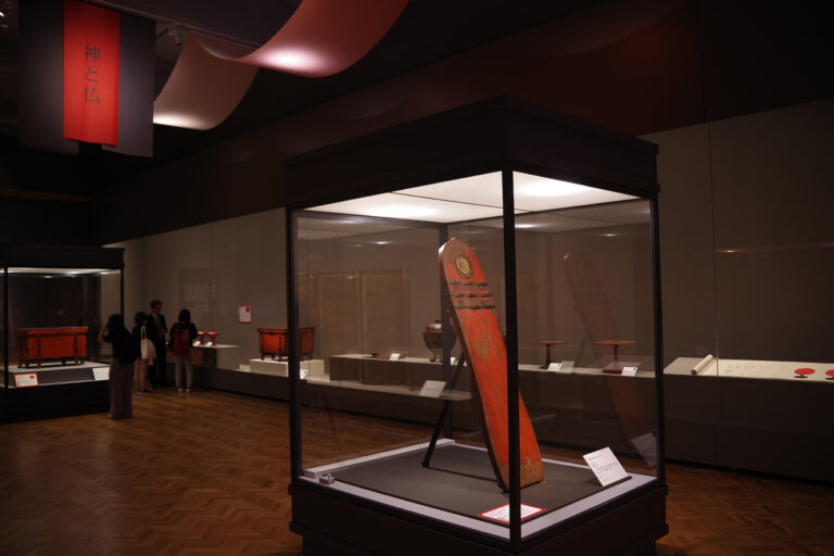 特別展「NEGORO 根来−赤と黒のうるし」 熱量と刺激を感じる展示 白洲信哉